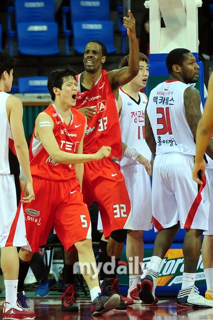 '헤인즈-김선형 20+' SK, KGC에 4Q 역전극…선두와 1G차 : 네이트 스포츠