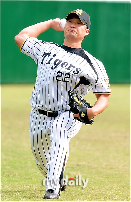 '한신 데뷔전' 오승환, 155km 광속구…LG전 1이닝 2K 무실점 : 네이트 스포츠