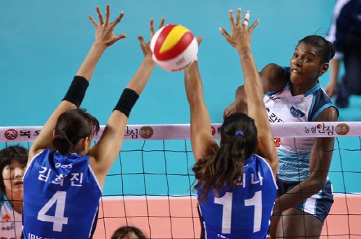 '베띠 42점' GS, IBK에 5세트 역전극…챔프전 1차전 선승 : 네이트 스포츠