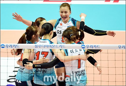 '이소영 18점' 집중력의 GS, IBK 완파…대회 첫승 : 네이트 뉴스