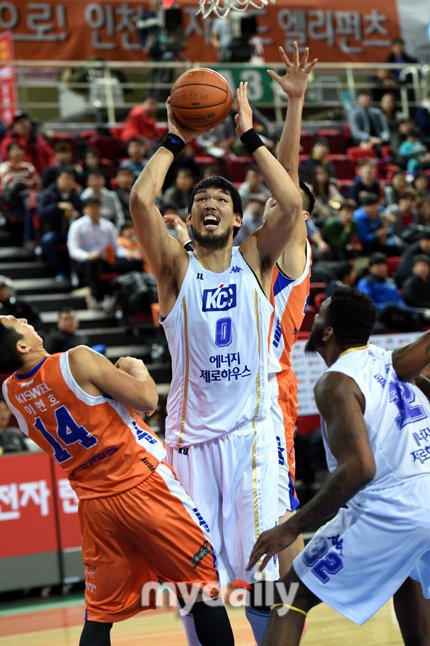 [MD포토] 강렬한 하승진 'KCC 10연패는 내가 막는다' : 네이트 스포츠