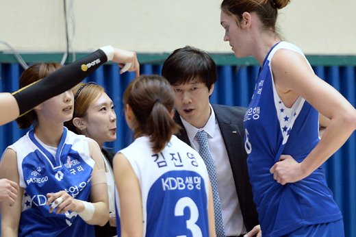 '이연화 19점' KDB생명, 박수호 감독대행 데뷔전서 KB 제압 : 네이트 스포츠