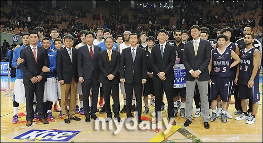 [MD포토] 국가대표 vs KBL 선발, '뜨거운 승부' : 네이트 스포츠