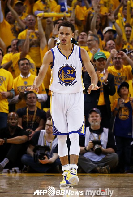 '커리 26점 8AS' GSW, 연장 끝 CLE 제압…파이널 선승 : 네이트 스포츠