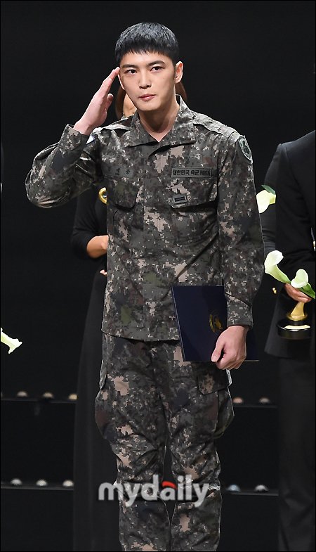 [MD포토] JYJ 김재중, '군복입고 멋진 경례' : 네이트 연예