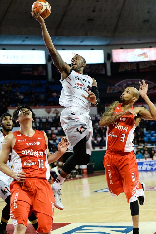 '브레이클리 17점·13R' KT, SK 꺾고 2연패 탈출 : 네이트 스포츠