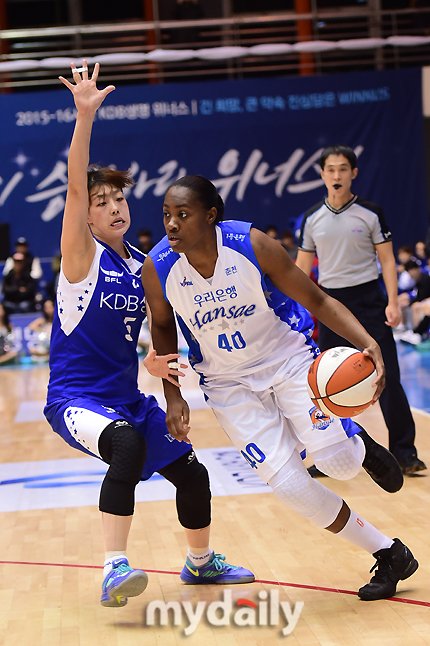 '임영희 25점' 우리은행, KDB생명 10연패 내몰며 5연승 질주 : 네이트 스포츠