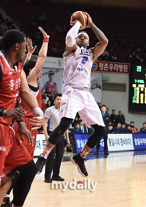 '에밋 28점' KGC, KCC에 극적 역전승…3위 수성 : 네이트 스포츠