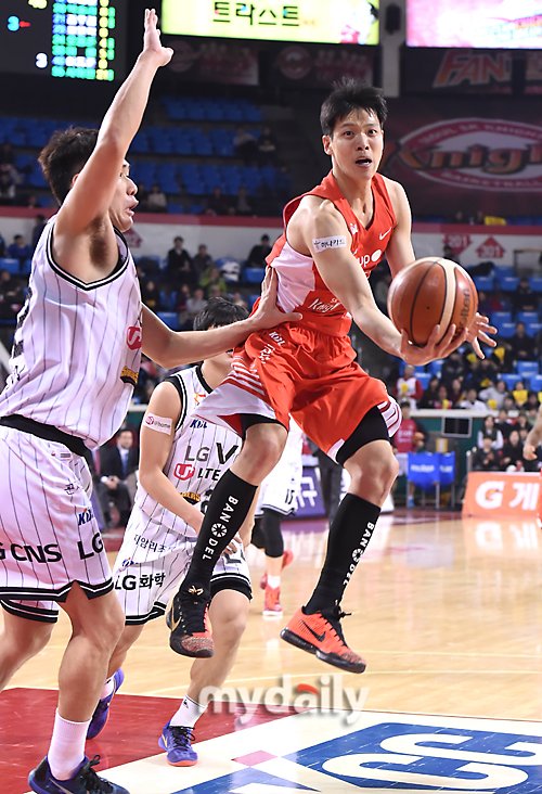 '김선형 4Q 맹활약' SK, LG에 짜릿한 역전승 : 네이트 스포츠