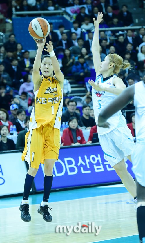 '햄비 더블더블' KB, KEB하나 꺾고 PO 1차전 기선제압 : 네이트 스포츠