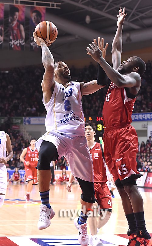 '에밋 41점' KCC, KGC 3승1패 제압…5년만의 챔프전행 : 네이트 스포츠