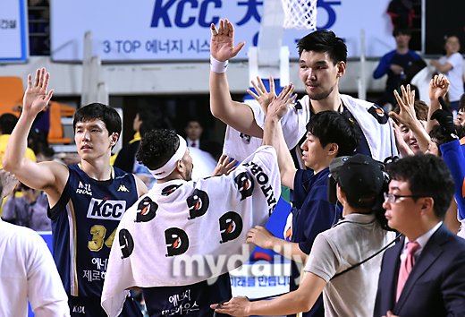 [MD포토] KCC '짜릿한 4쿼터 역전극, 1차전 승리' : 네이트 스포츠