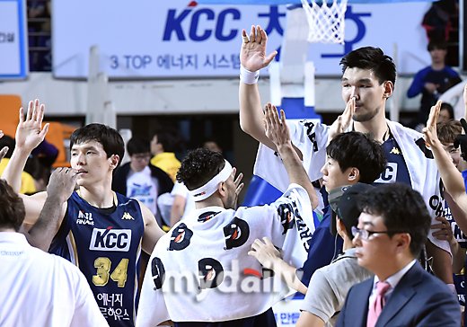 [MD포토] KCC '4쿼터 대역전극, 1차전 승리' : 네이트 스포츠
