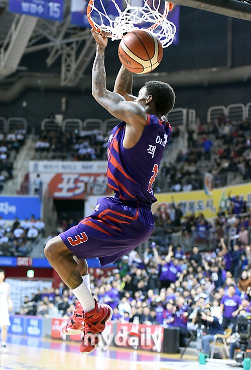 '잭슨 20점' 오리온, KCC 22점차 대파…챔프전 2승1패 리드 : 네이트 스포츠