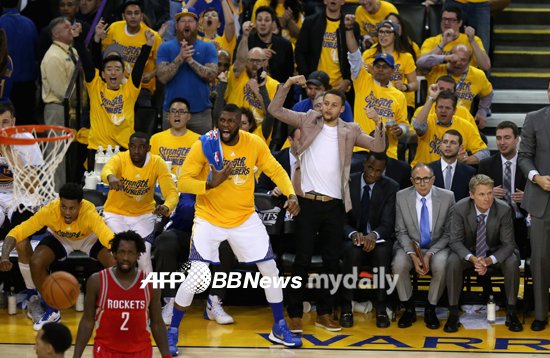 '커리 없어도 펄펄' GSW, 휴스턴 완파…2R 진출 : 네이트 스포츠