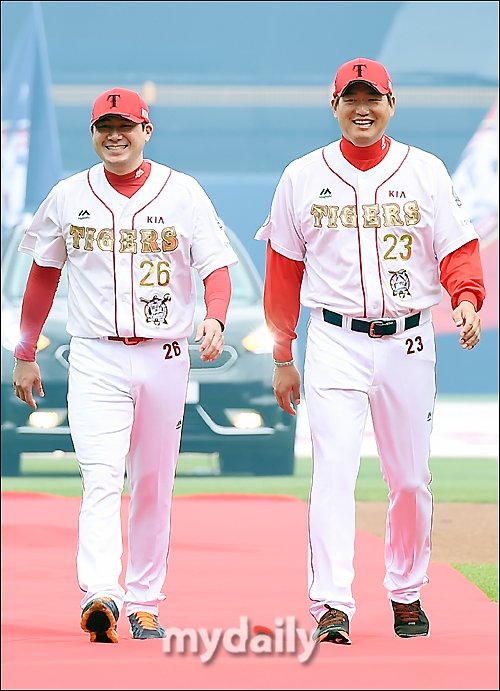 'ML·KBO 현역마감' 서재응·최희섭 은퇴식 성료 : 네이트 스포츠