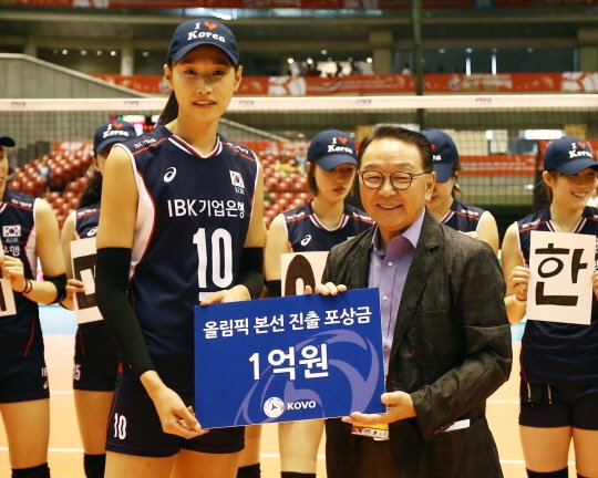 KOVO, 여자배구 대표팀에 리우행 포상금 1억원 전달 : 네이트 뉴스