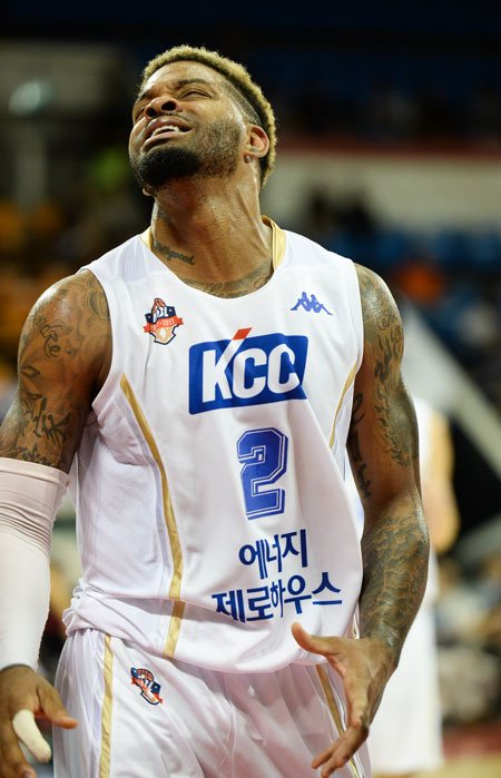 'MVP' KCC 에밋 "MVP 트로피, 챔프전 트로피와 바꾸고 싶다" : 네이트 스포츠