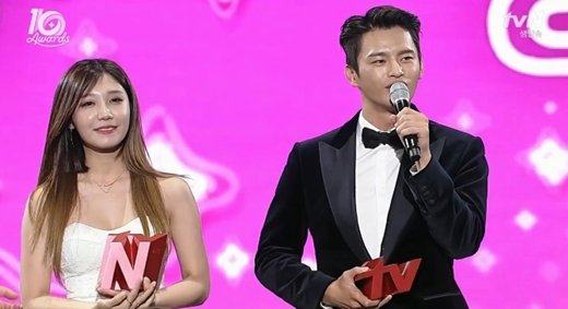 "10년史 총망라"…조진웅·이서진, tvN10 어워즈 첫 대상 (종합) : 네이트 뉴스