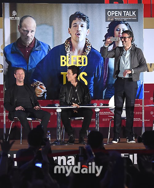 [MD포토] 벤 영거 'BIFF를 핸드폰에 담고 싶어요' : 네이트 연예