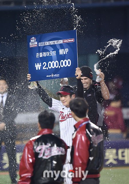 [준PO 4차전] '극적 결승타' LG 오지환, 준PO MVP 선정 : 네이트 스포츠