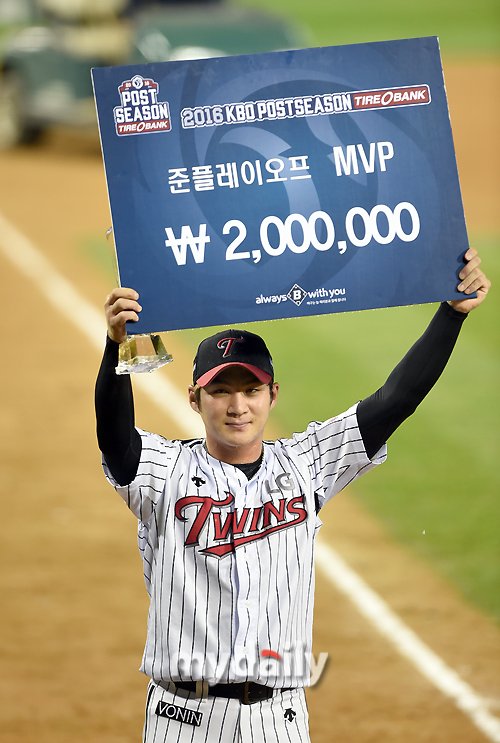 [준PO 4차전] '준PO MVP' LG 오지환 "결승타, 그 순간을 즐겼다" : 네이트 스포츠