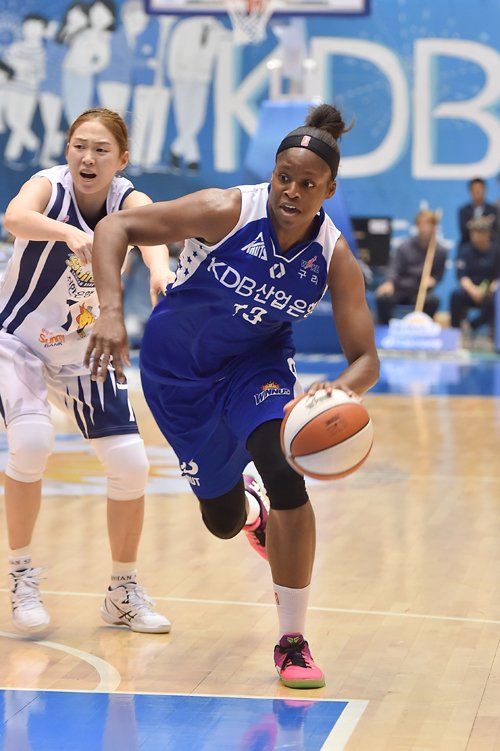 '크리스마스 26점' KDB생명, 신한은행 꺾고 홈 개막전 승리 : 네이트 스포츠