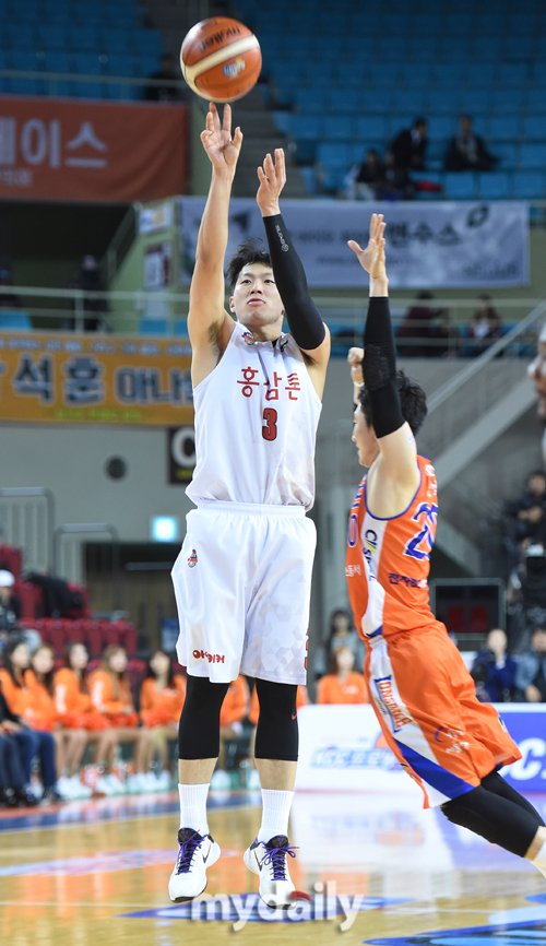 '사이먼 35점 11R' KGC, 전자랜드 꺾고 3연승…단독 4위 : 네이트 스포츠