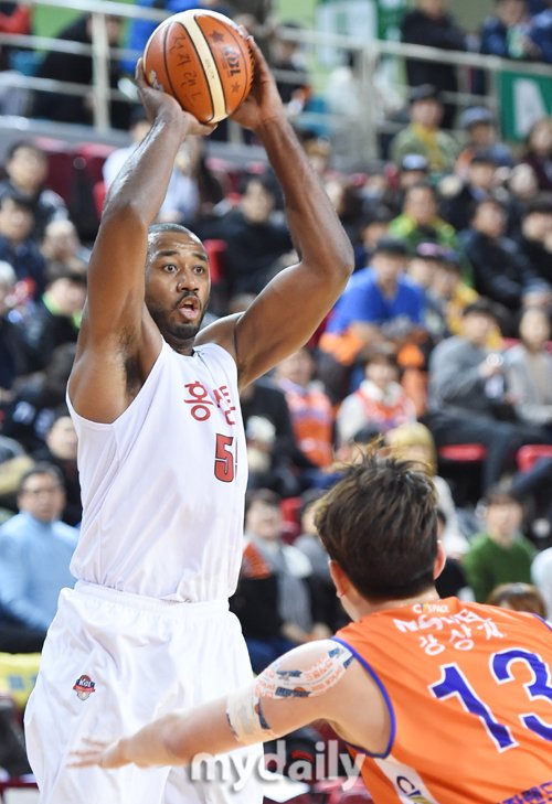 '35점 11R' KGC 사이먼, "오세근 있어서 훨씬 수월하다" : 네이트 스포츠