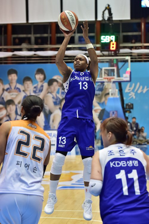 '크리스마스 20점' KDB생명, KB에 역전극…3팀이 공동 2위 : 네이트 스포츠