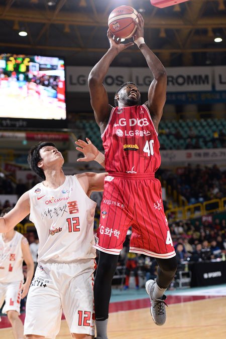 '메이스 26점' LG, SK에 4Q 대역전극…2연패 탈출 : 네이트 스포츠