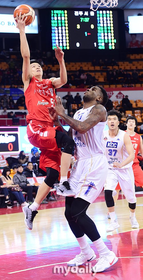 '김선형·심스 맹활약' SK, KCC 꺾고 2연패 탈출 : 네이트 스포츠