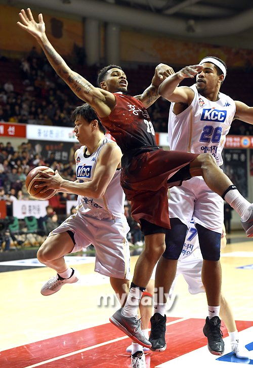 [MD포토] 사익스 '키는 작아도 적극적인 리바운드 다툼' : 네이트 스포츠