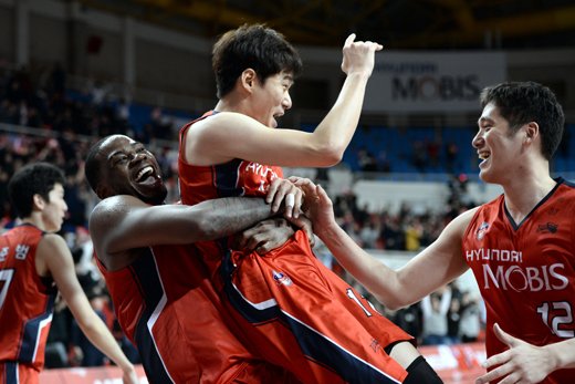 '로드 46점 17R' 모비스, SK에 극적승…단독 5위 : 네이트 스포츠