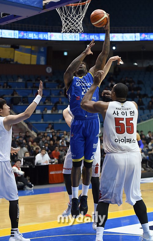 '라틀리프 27점' 삼성, KGC 잡고 단독선두 등극…KGC 3연패 : 네이트 스포츠