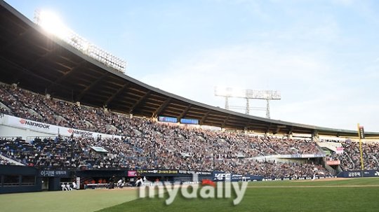 KBO리그, 3년 연속 700만 관중 돌파 : 네이트 스포츠