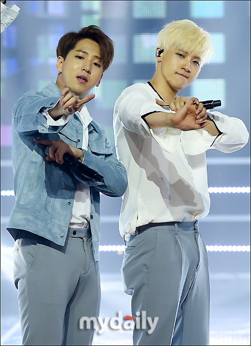 [MD포토] B1A4 바로-신우, '강렬한 조명 받으며' : 네이트 연예