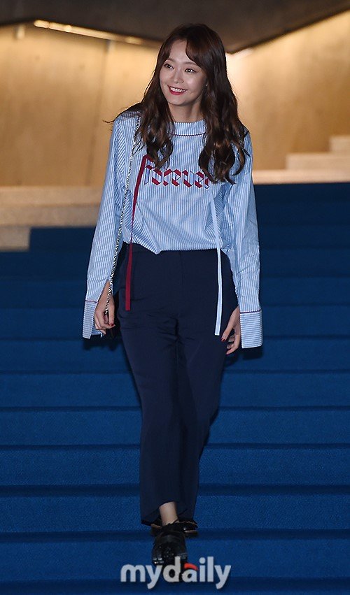 [KS] 전소민, 한국시리즈 3차전 시구…애국가는 B1A4 산들 : 네이트 연예