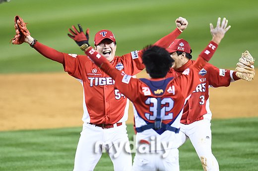 [KS 5차전] '이범호 만루포·양현종 SV' KIA, 두산 꺾고 8년 만에 V11 달성! : 네이트 스포츠