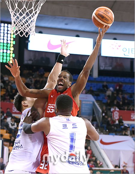 '헤인즈 37득점 폭발' SK, KCC전 홈 8연승…단독 1위 복귀 : 네이트 스포츠