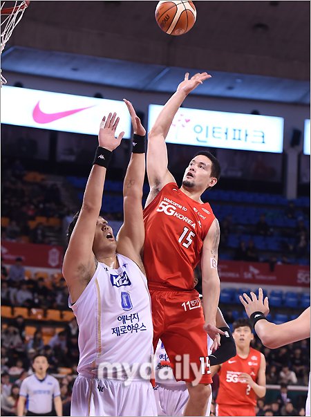 '헤인즈 37득점 폭발' SK, KCC전 홈 8연승…단독 1위 복귀 : 네이트 스포츠