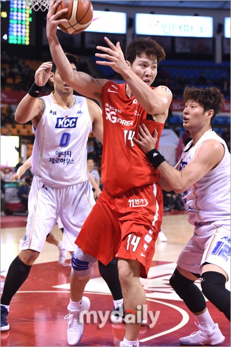 '헤인즈 37득점 폭발' SK, KCC전 홈 8연승…단독 1위 복귀 : 네이트 스포츠