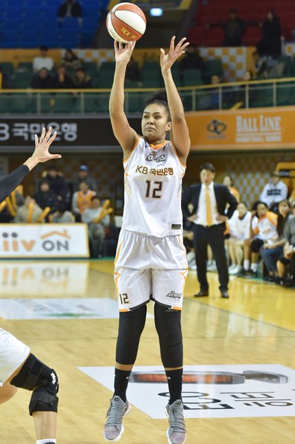 '단타스-박지수 44점 합작' KB, KEB하나 4연패 빠뜨려 : 네이트 스포츠