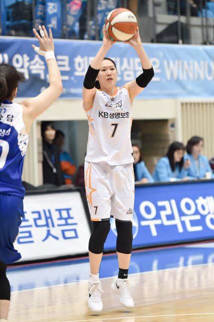 '강아정 22점' KB, KDB 꺾고 2연승…KDB 12연패 : 네이트 스포츠