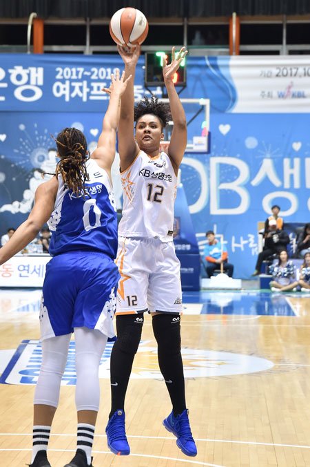 '단타스 17점' KB 11연승 질주, KDB생명 21연패 수렁 : 네이트 스포츠