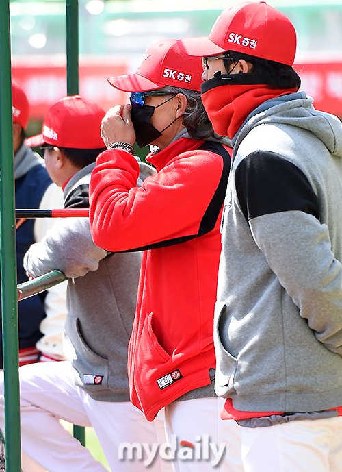 SK 힐만 감독, "마지막 아웃카운트에서의 홈런, 환상적" : 네이트 스포츠