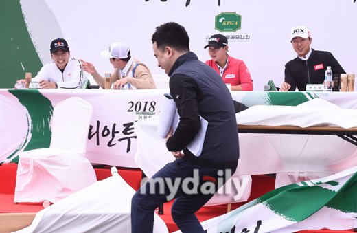 [MD포토] 강풍을 막아라! : 네이트 스포츠