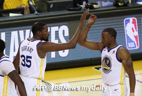 '듀란트 25득점' GSW, PO 2R 진출…뉴올리언스와 격돌 : 네이트 스포츠