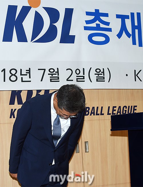 [MD포토] 인사 하는 이정대 KBL 신임 총재 : 네이트 스포츠