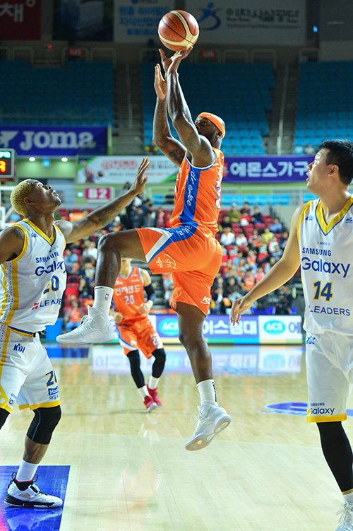 '23P 19R' 전자랜드 할로웨이 "더블 더블하면 나다" : 네이트 스포츠